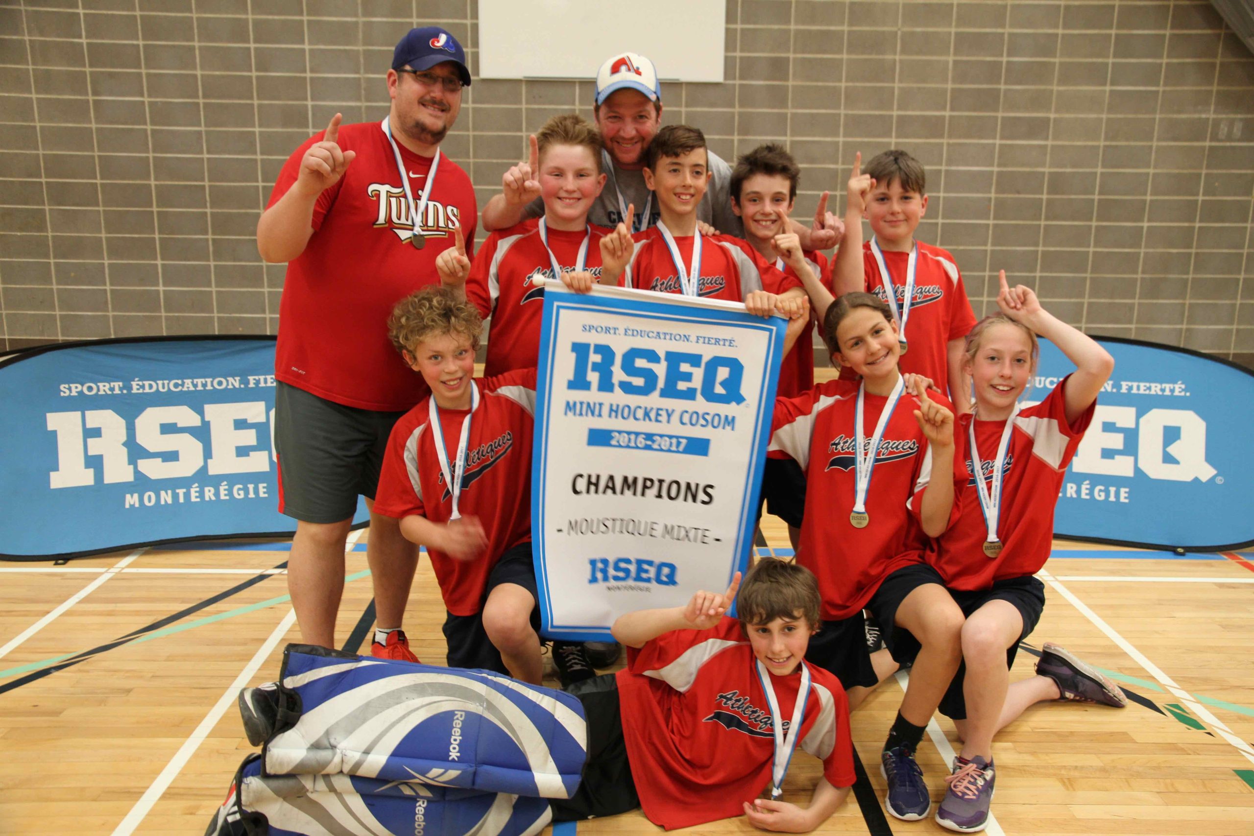 L’école Crevier sur la plus haute marche du podium en hockey cosom - Le ...