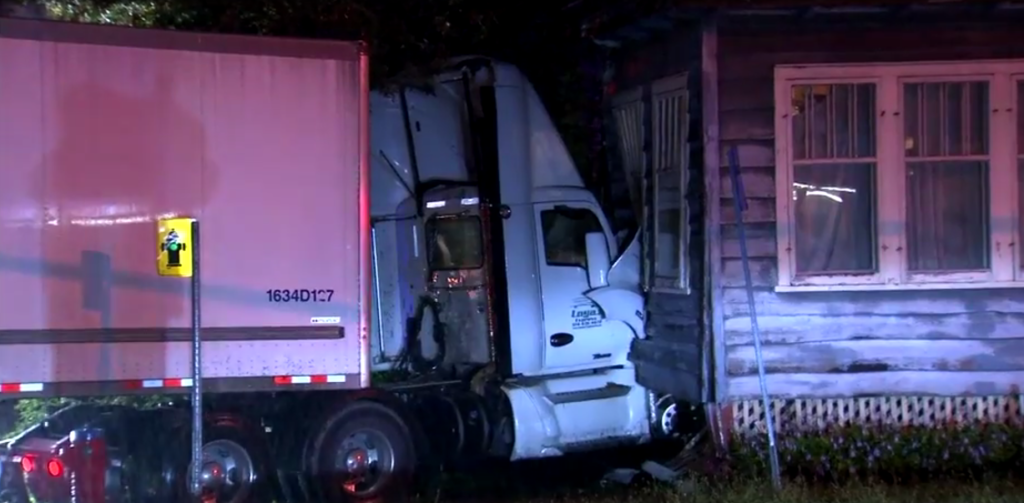 Un camion s'encastre dans une maison à Richelieu - Le Journal de Chambly
